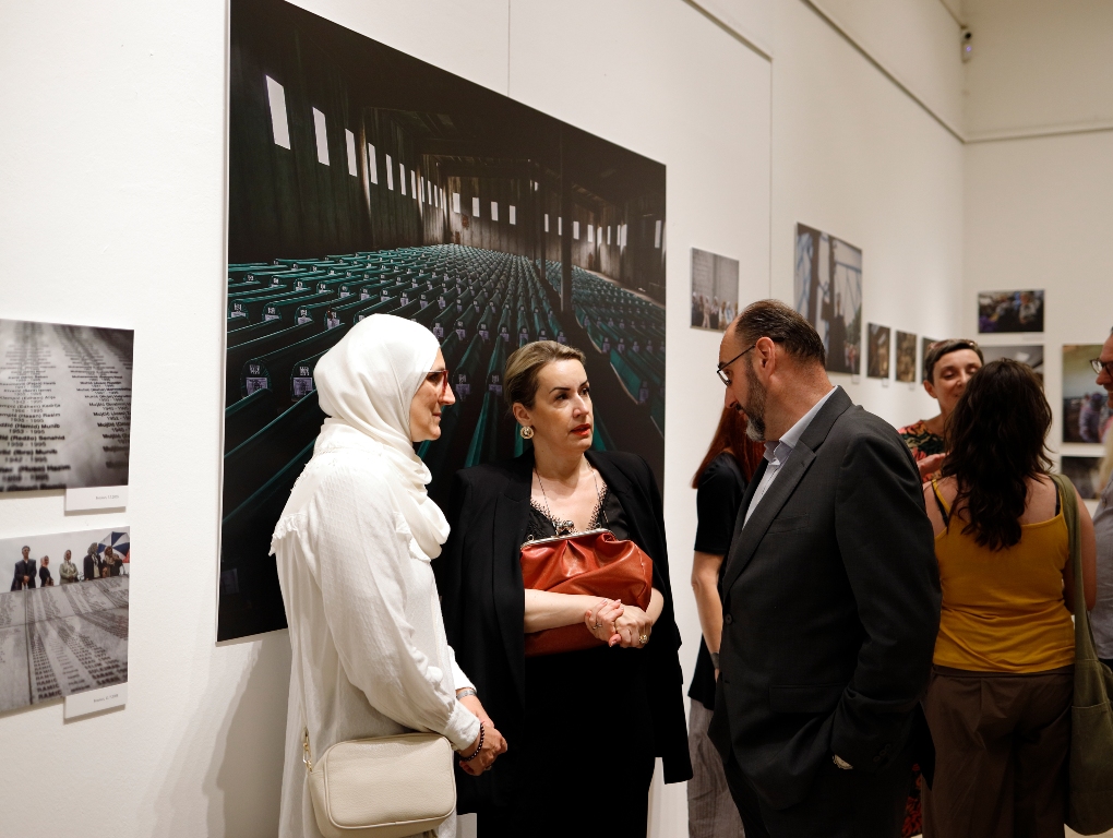 Otvorena izložba fotografija Damira Šagolja „Srebrenica, 30 godina“ | Univerzitet u Sarajevu